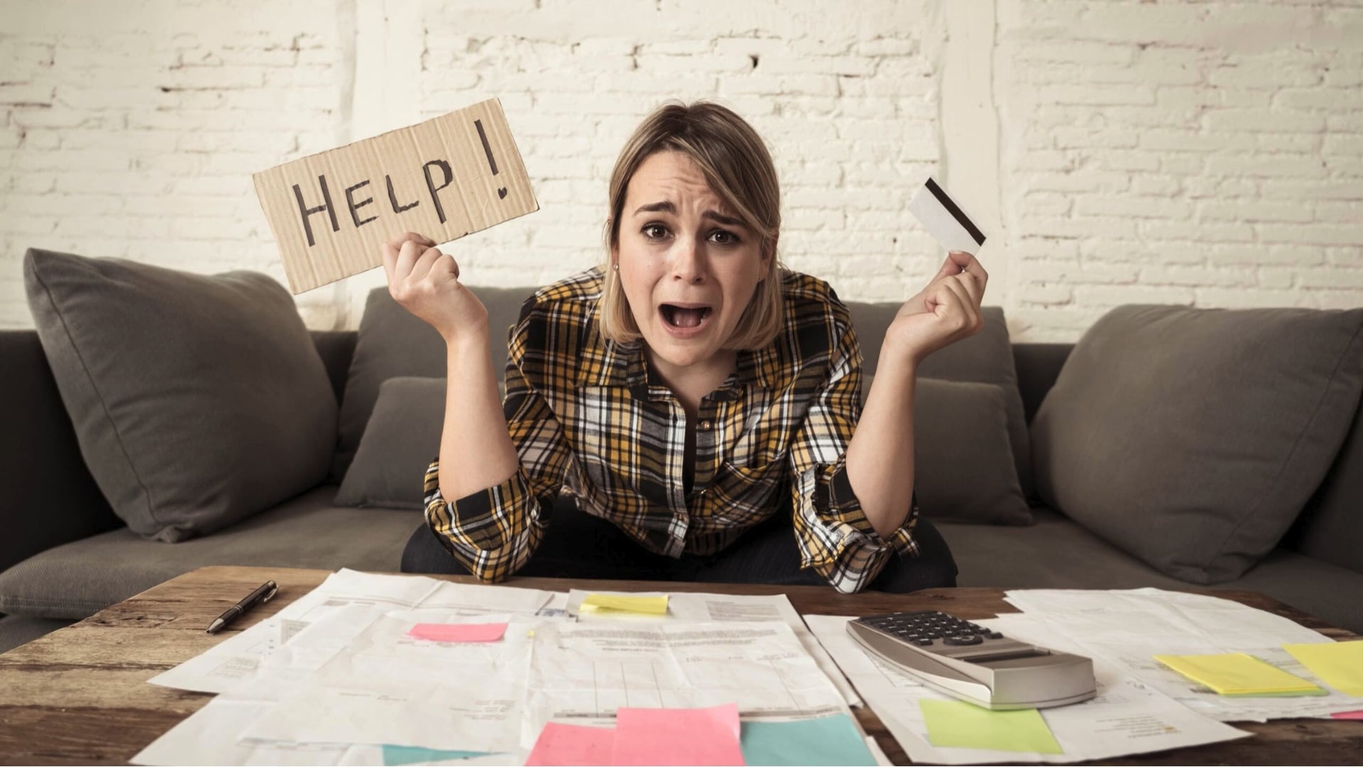 Average credit card debt hits $7,321 as financial experts warn about ...