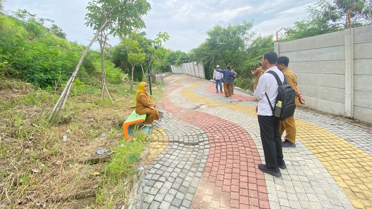 Longsoran tambah luas, Pemkab Gresik tutup akses jogging track Gelora ...