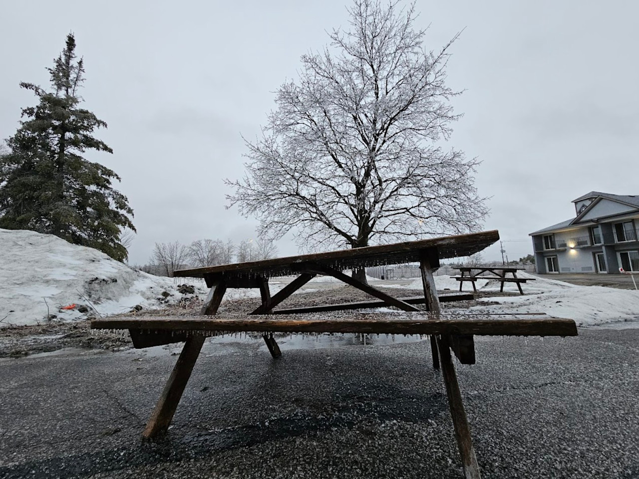 Prolonged freezing rain threatens southern Ontario commutes Tuesday