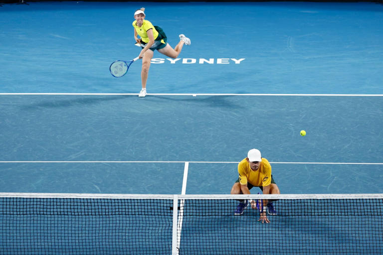 De Minaur the hero as Australia make United Cup last eight