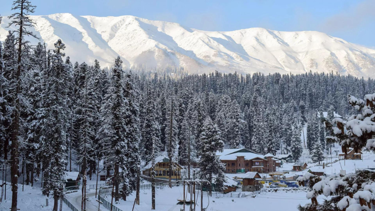 Snow, kangris and pherans: How Kashmir adapts to the rhythm of Chillai ...