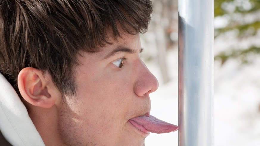 Kann man mit der Zunge an Metall kleben bleiben?