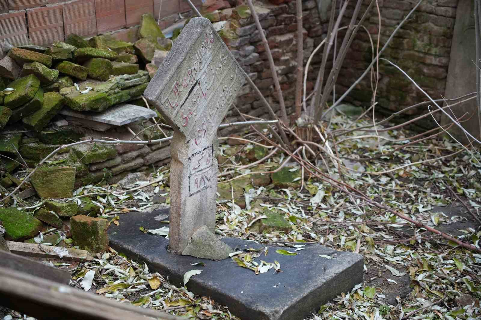 Edirne’de ilginç manzara: Osmanlı dönemi kabri apartman bahçesinde kaldı