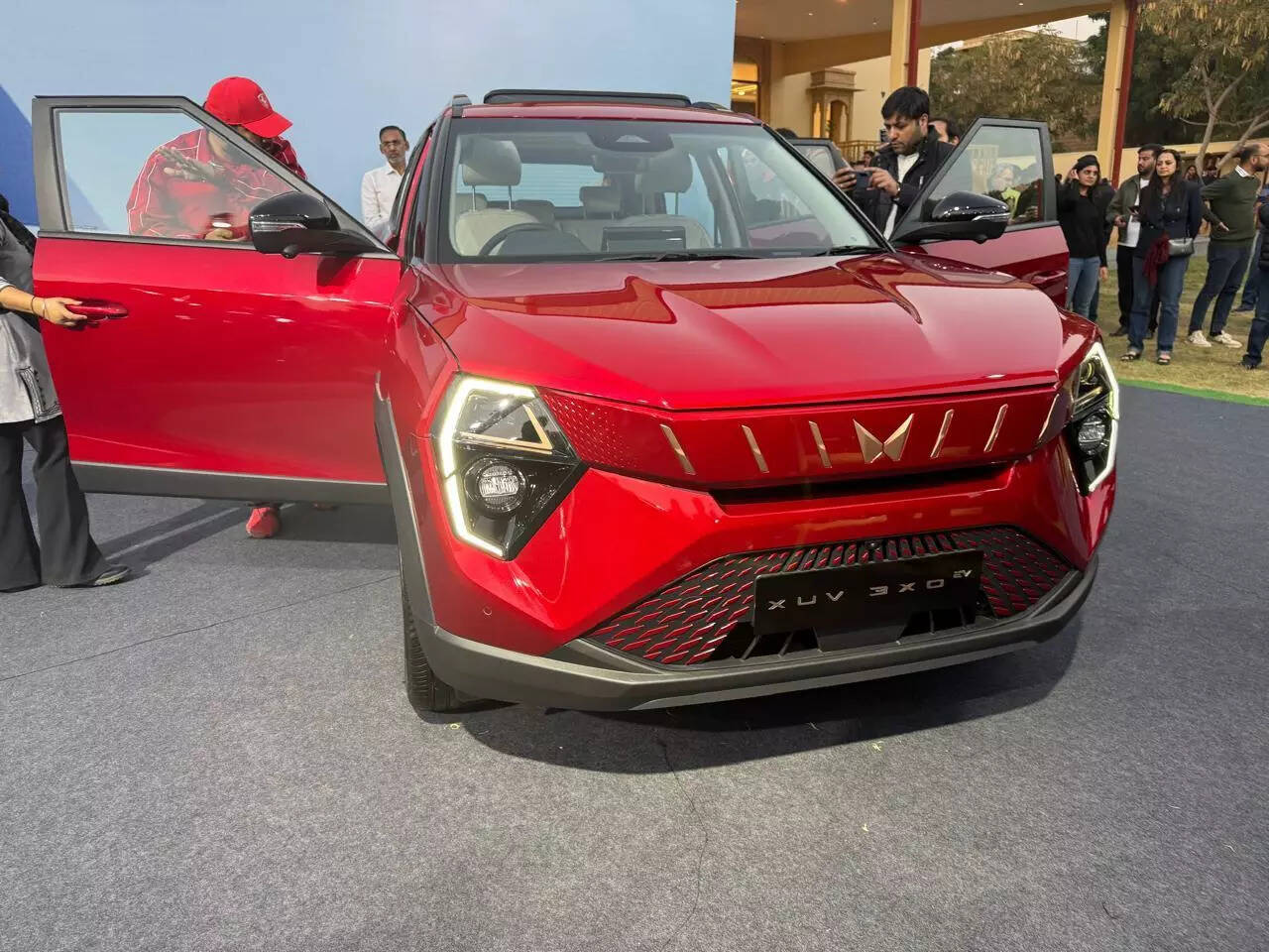 Mahindra XUV 3XO takes an electric turn at ₹13.89 lakh: Check variants ...