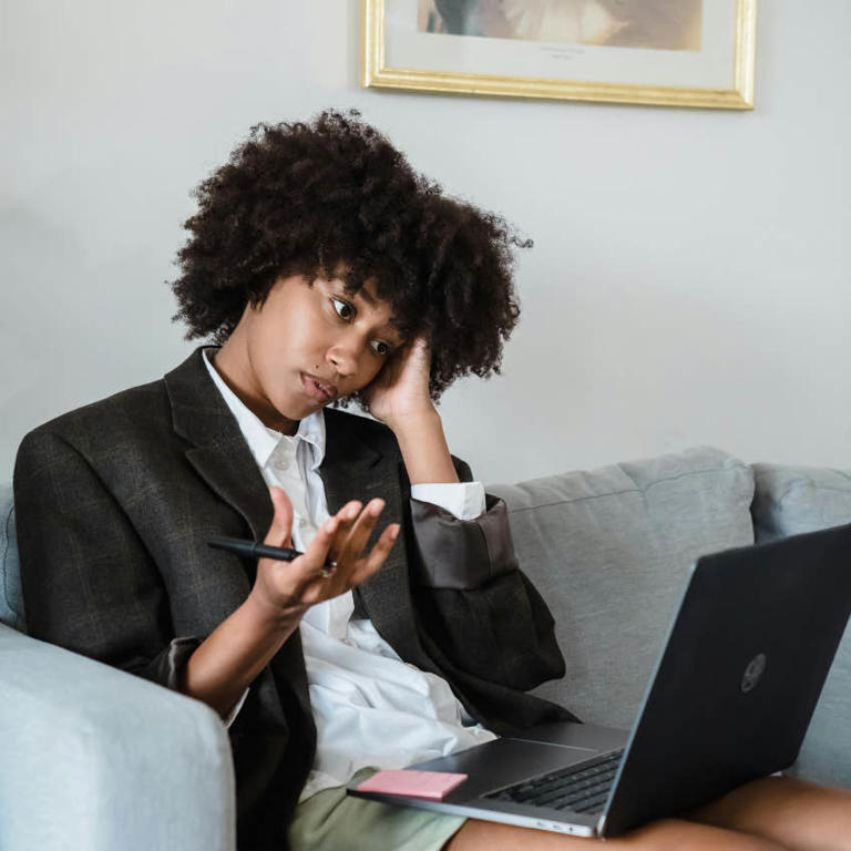 11 obvious signs someone's life is a hot mess