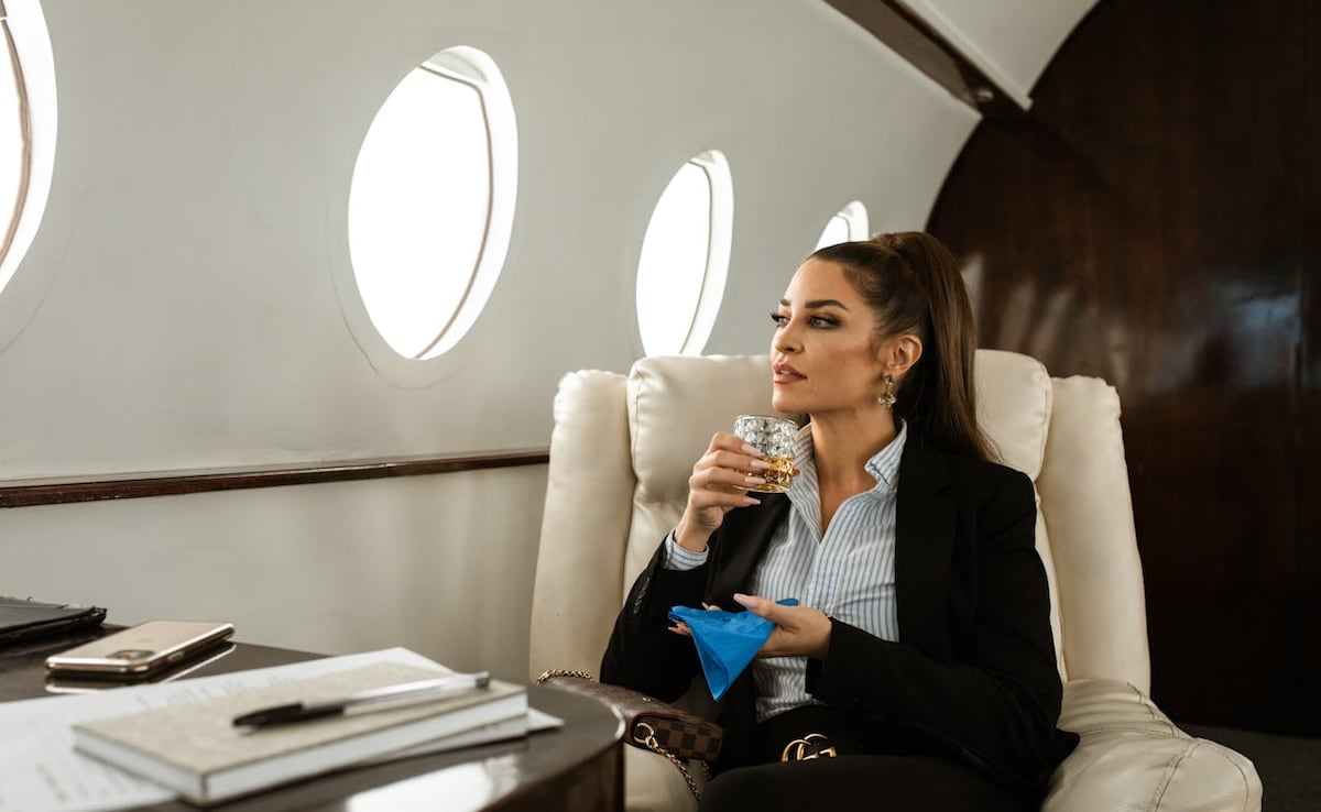 Viral post claims couple blocked flight queue to click pics in business ...