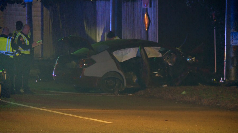 Man dead after hitting curb, pole in single-car wreck