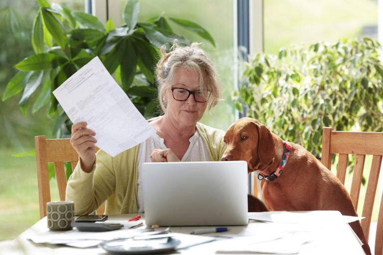 HMRC issues £100 warning as deadline looms for millions of taxpayers ...