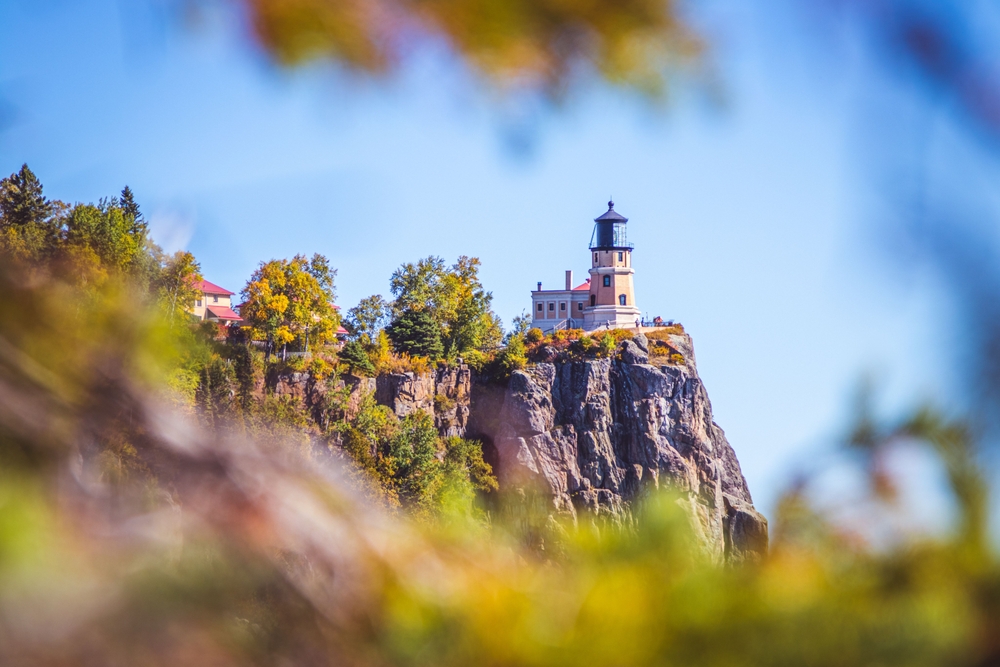 13 great lakes harbor towns where lighthouse walks stay affordable