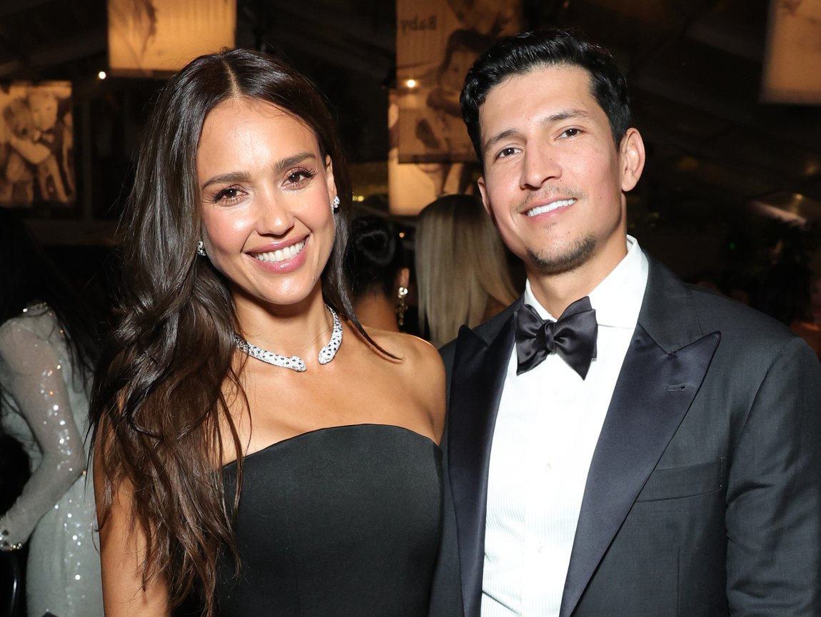 Küsschen von Danny Ramirez: Jessica Alba zeigt süssen Moment