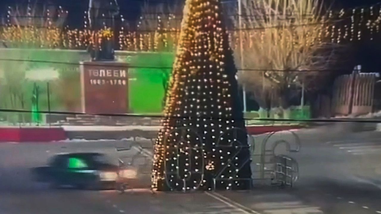 Lada hace girar donas para crear un árbol de Navidad gigante
