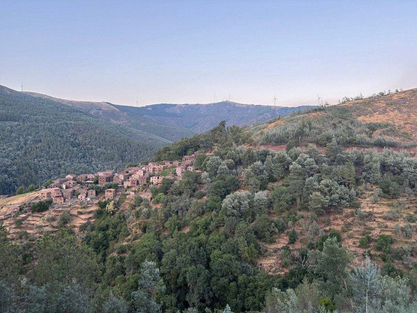 Chama-se Jorge e é o único habitante neste paraíso português que parece ...