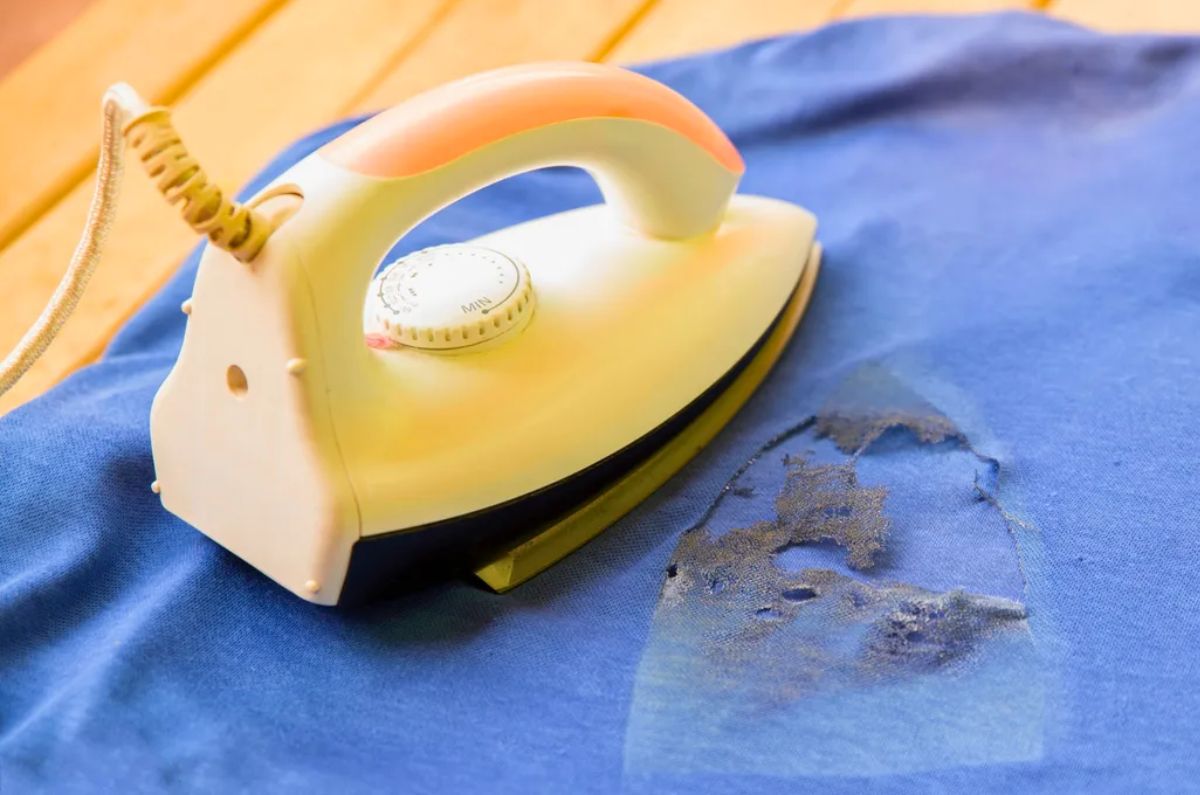 5 errores comunes al planchar que dañan tu ropa y cómo evitarlos