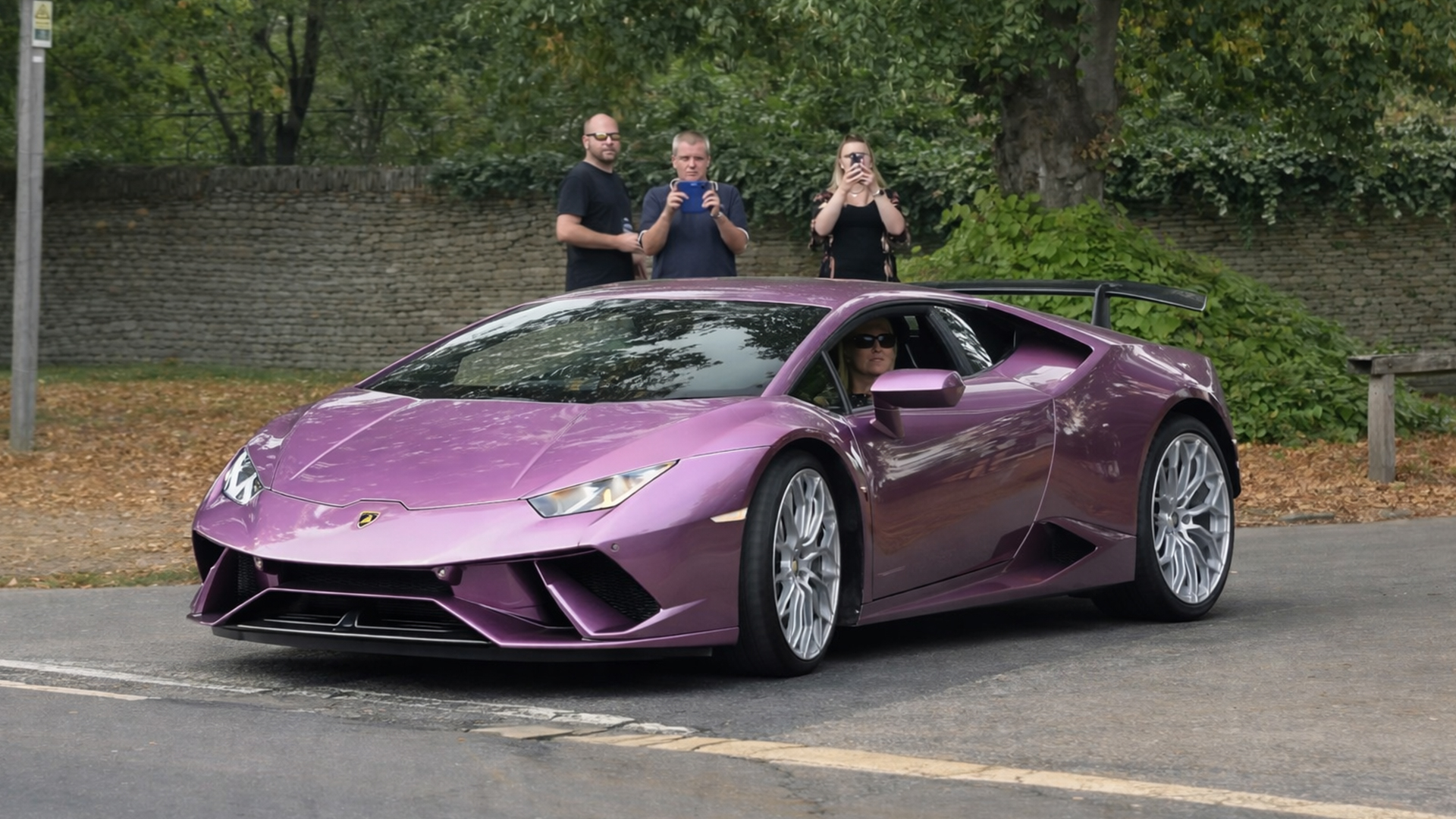 Lamborghini Huracán leaves car show in style