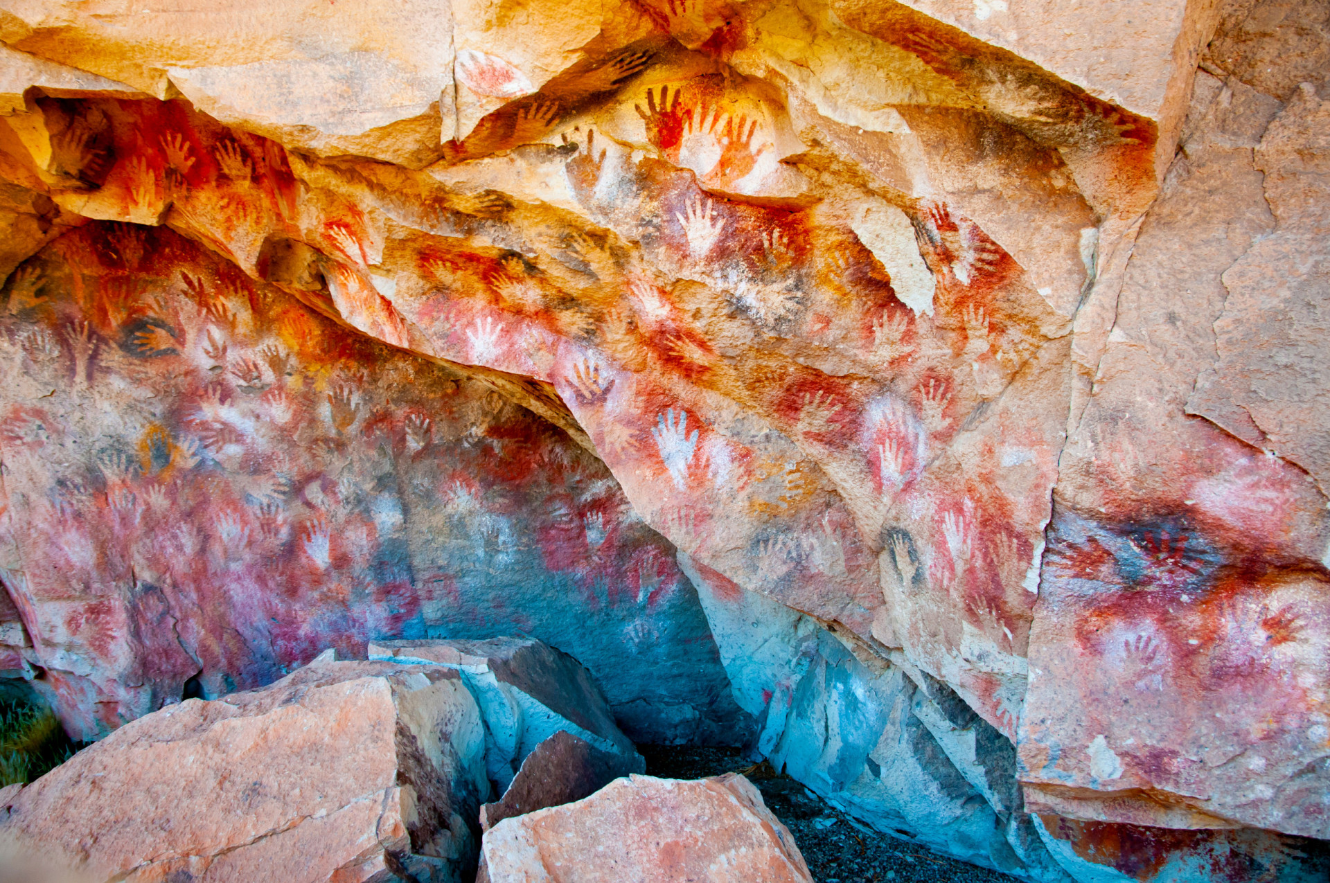 The mysterious paintings of the Cave of Hands in Patagonia