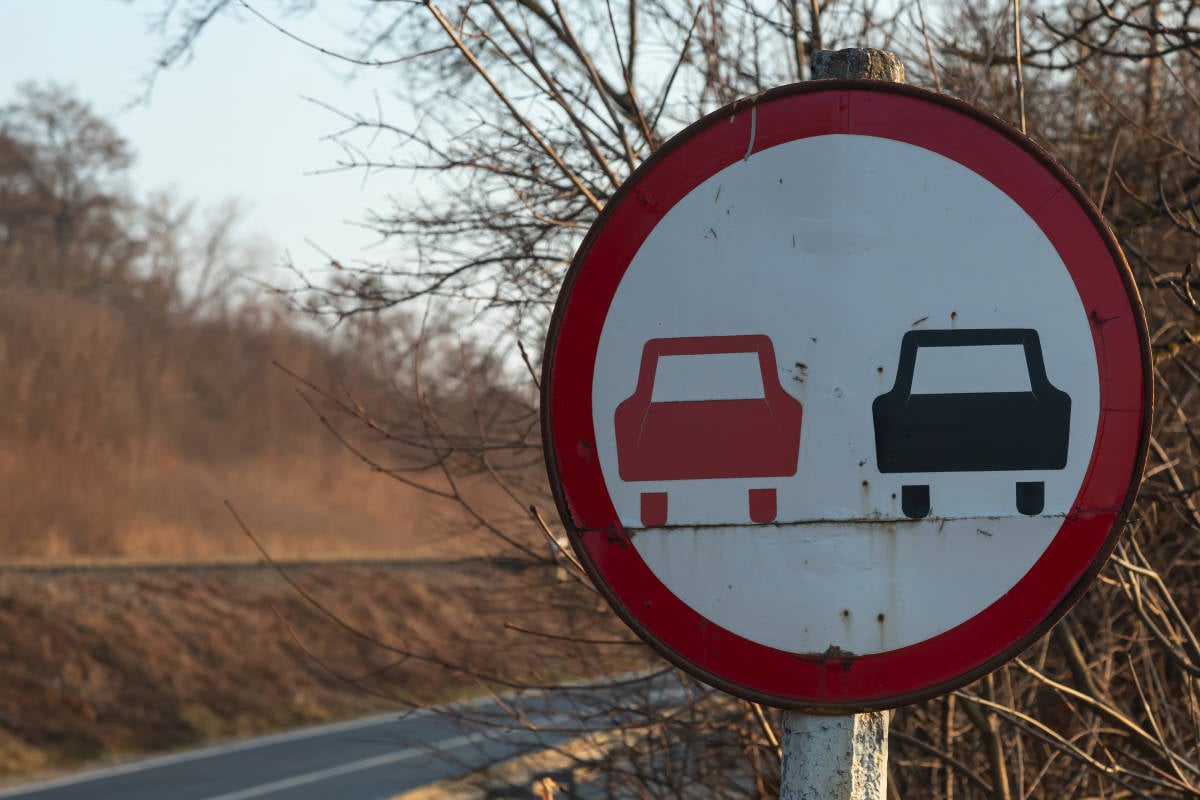 Überholverbot missachtet: Fünf Schwerverletzte bei Frontal-Crash