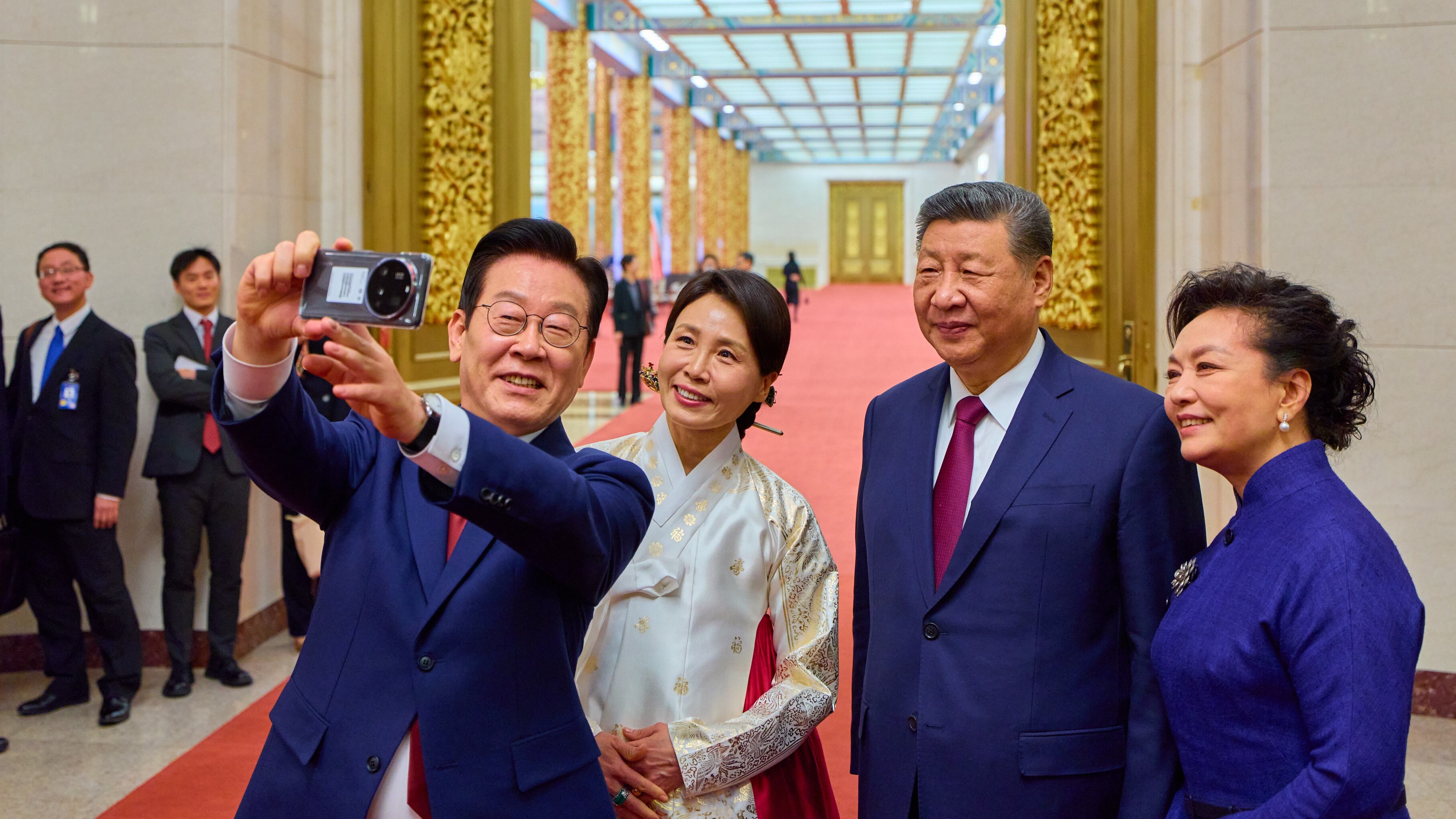 President Lee proposes selfie with Xi via Xiaomi