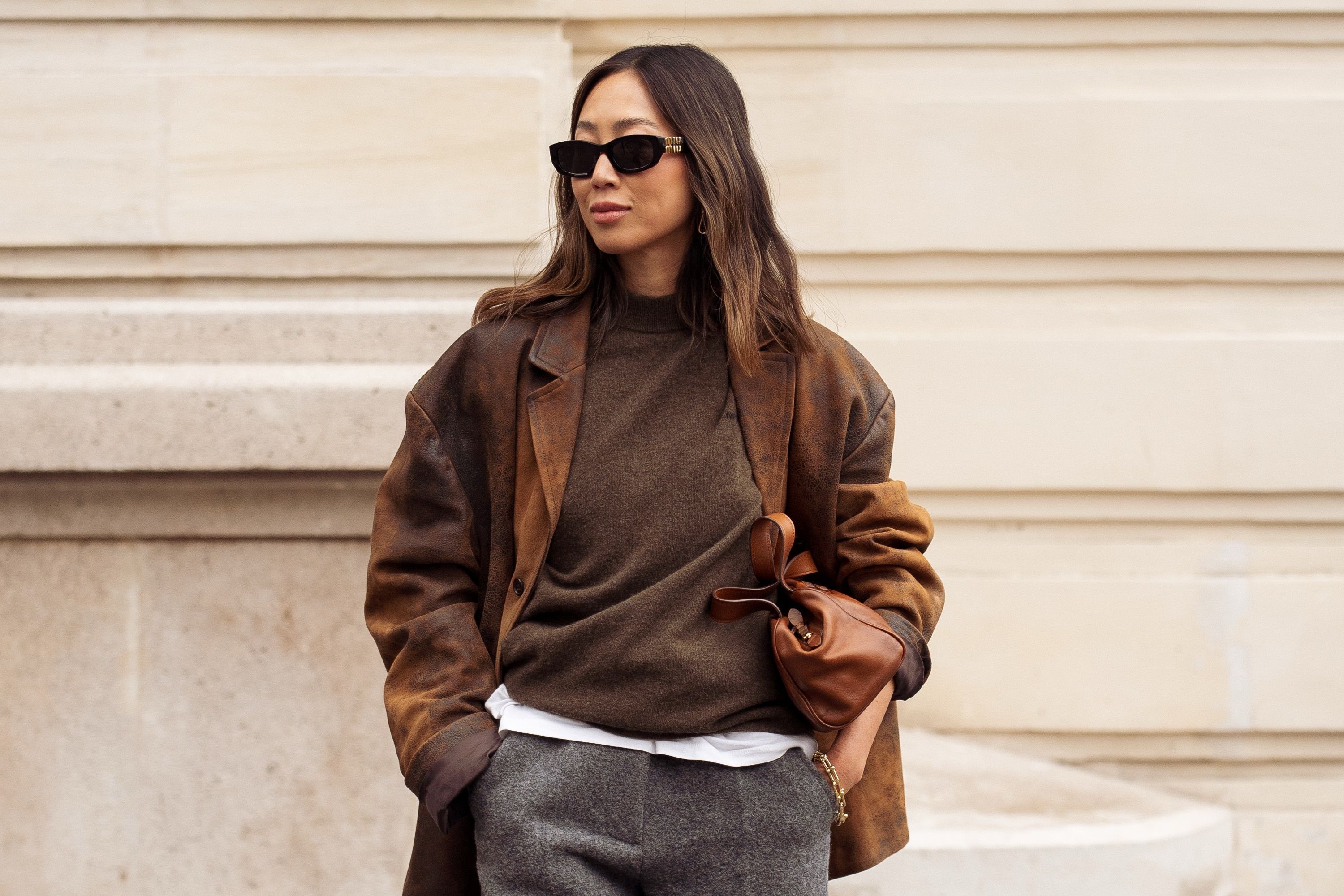 Los jeans cuffed se llevan con estos zapatos planos para un look ...