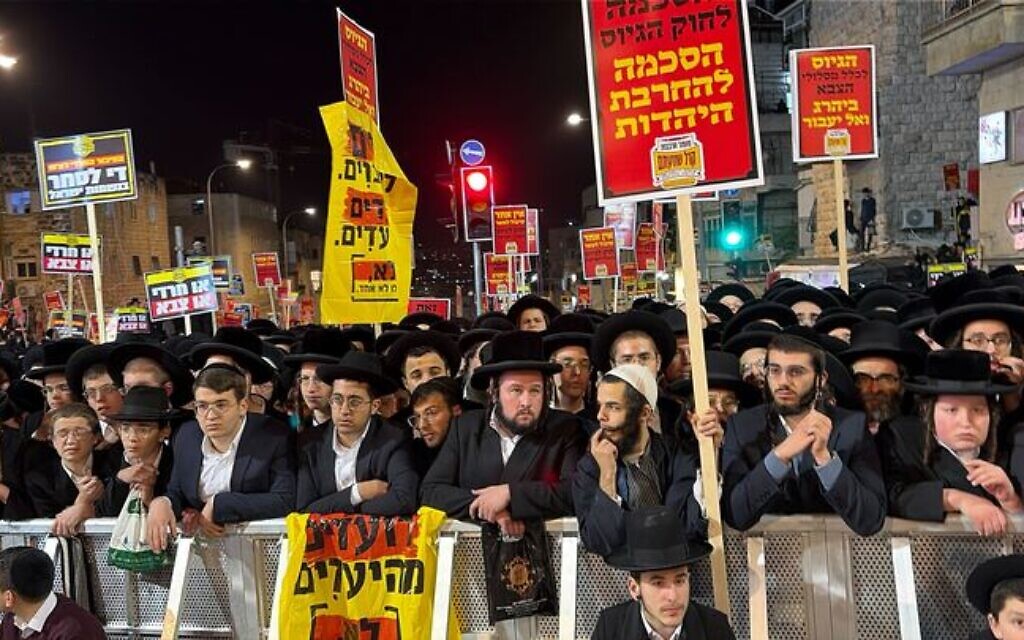 Thousands of Haredim protest against conscription in Jerusalem