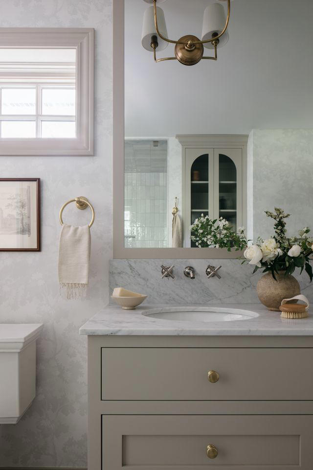 8 Benjamin Moore paint colors designers love for a calm, serene space