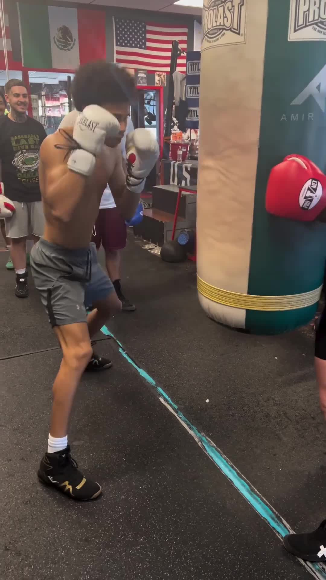 David Dynamite Lopez showing how good his right hook really is 🔥