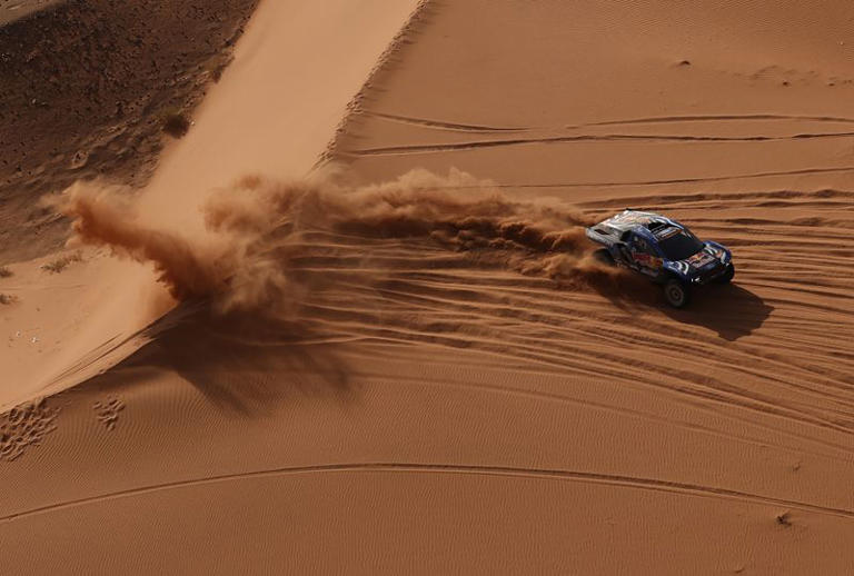 Rallying-US driver Guthrie leads Dakar after stage three sweep for Ford
