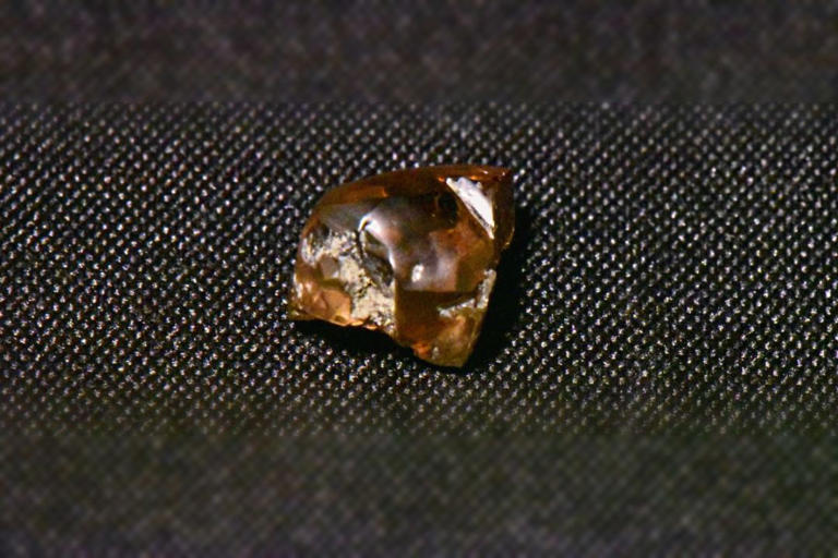 'Hey Siri': Texas man uses AI to find 2.09-carat diamond at Crater of ...