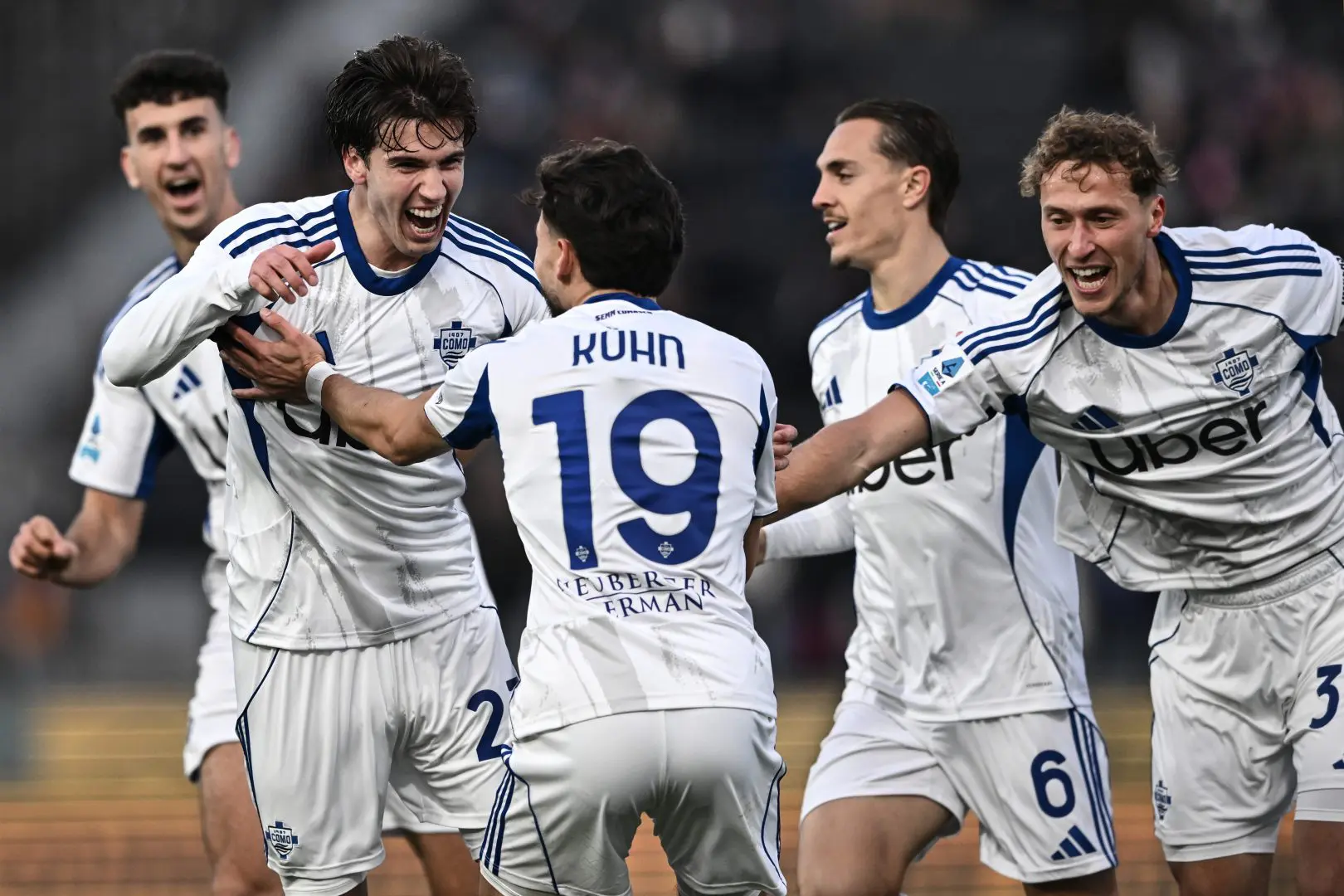 Il Como non si ferma più, Pisa battuto 0-3: in gol Perrone e Douvikas