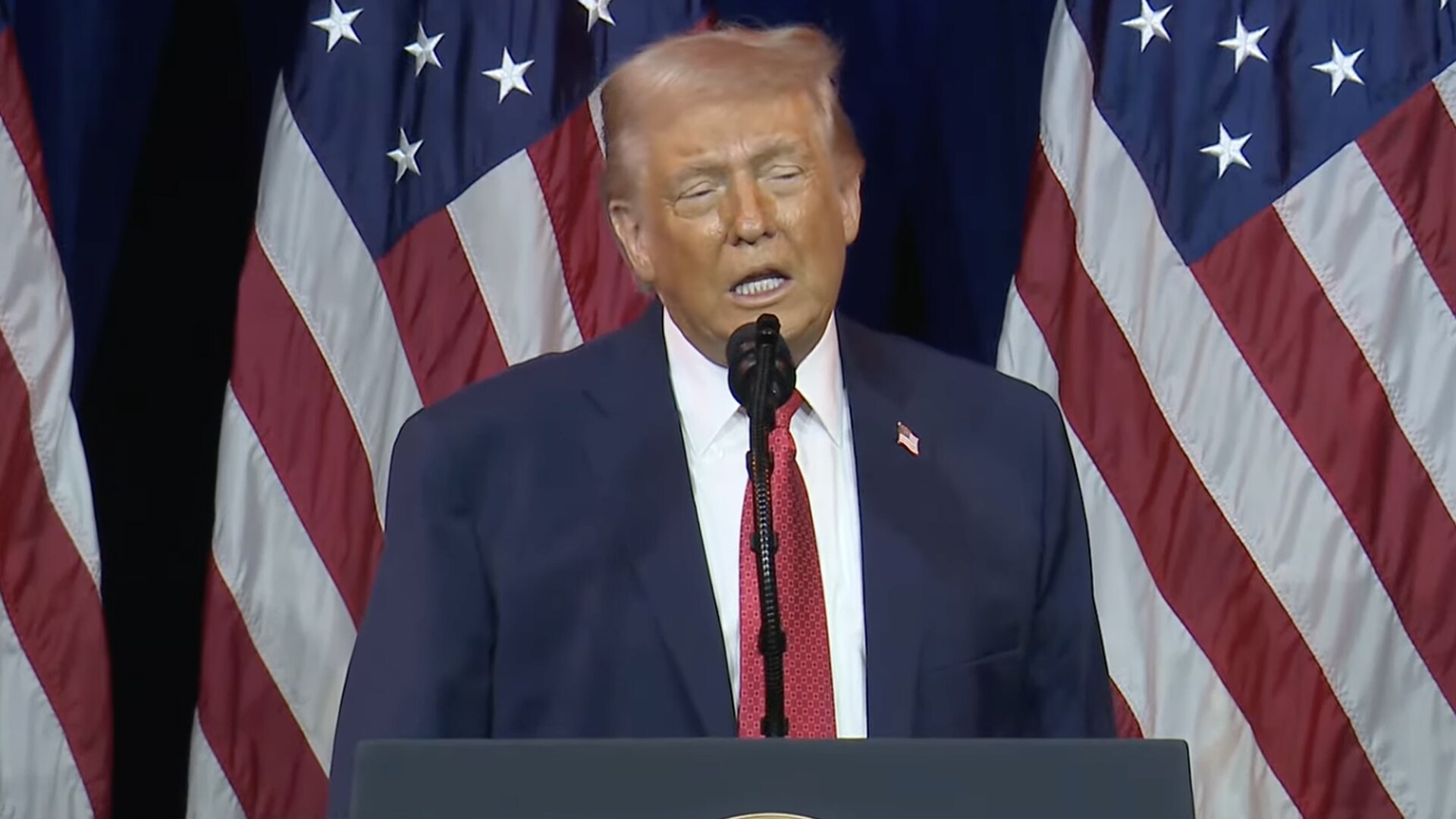 Trump macht sich in Rede über Macron lustig und äfft ihn nach