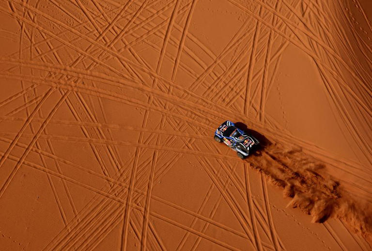 Rallying-US driver Guthrie leads Dakar after stage three sweep for Ford