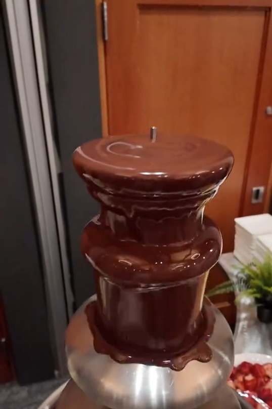 Chocolate fountain explained: Flowing chocolate texture and dessert ...