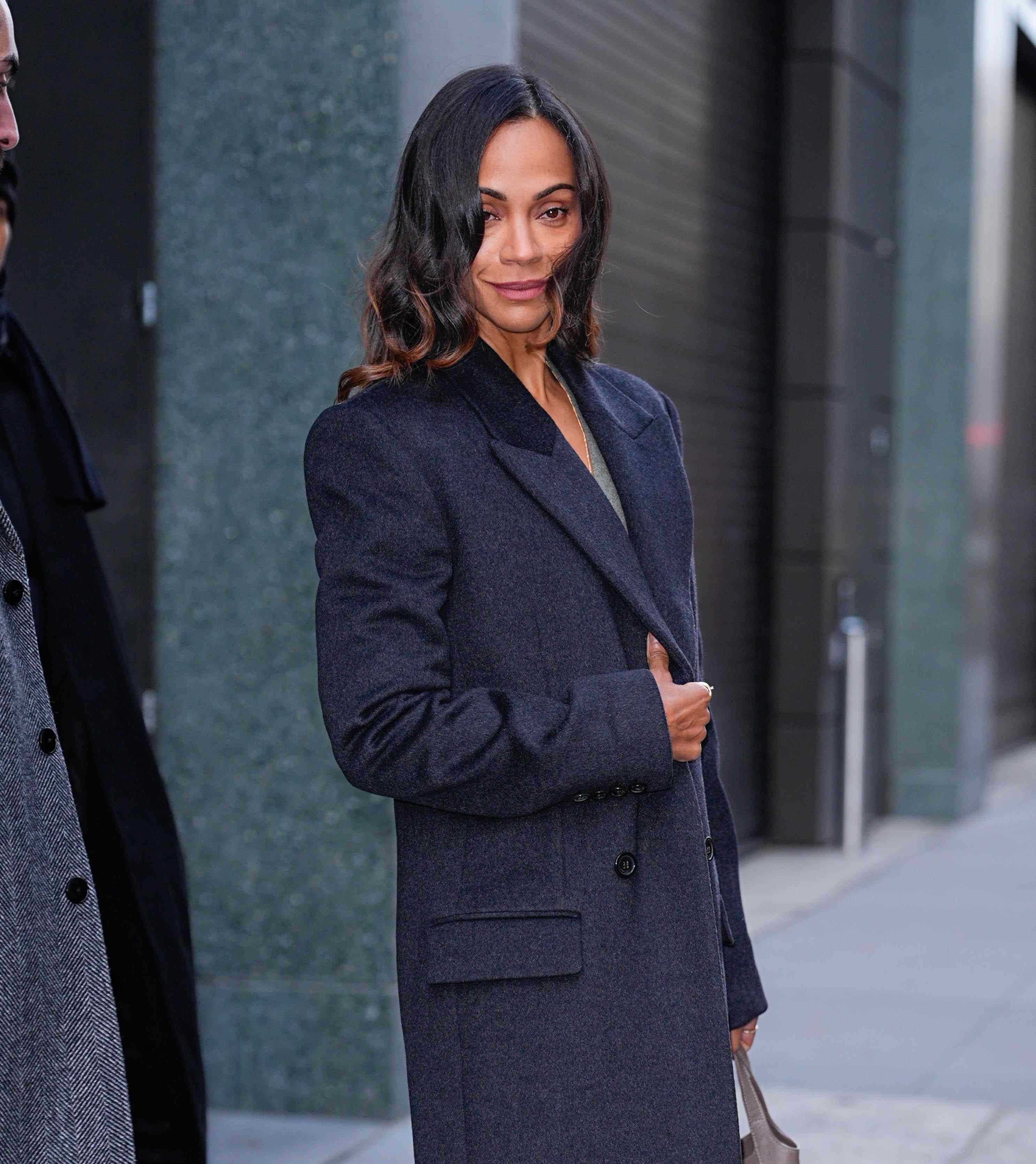 Zoe Saldaña ditches her super long curls for a short ombré hair ...