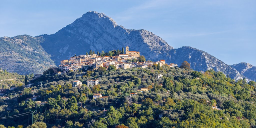 Dans l’arrière-pays niçois, ce bourg aux façades colorées est surnommé ...