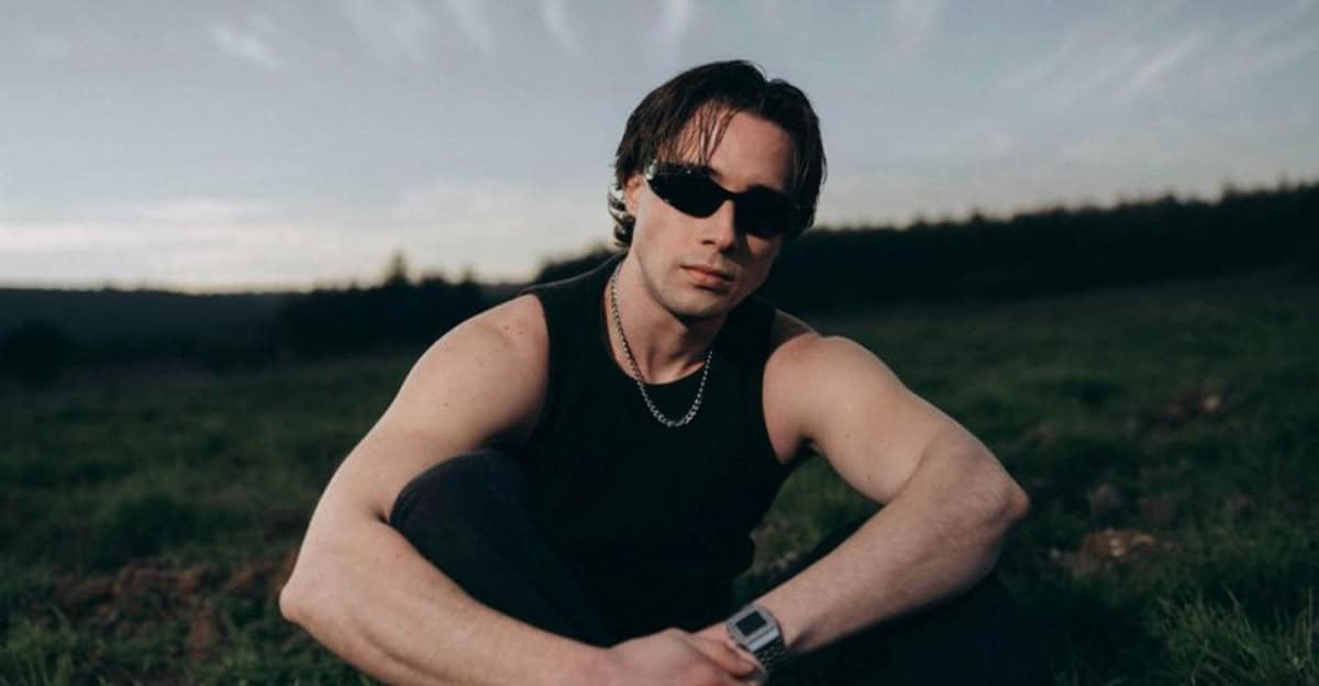 10 personality traits of people who only wear black
