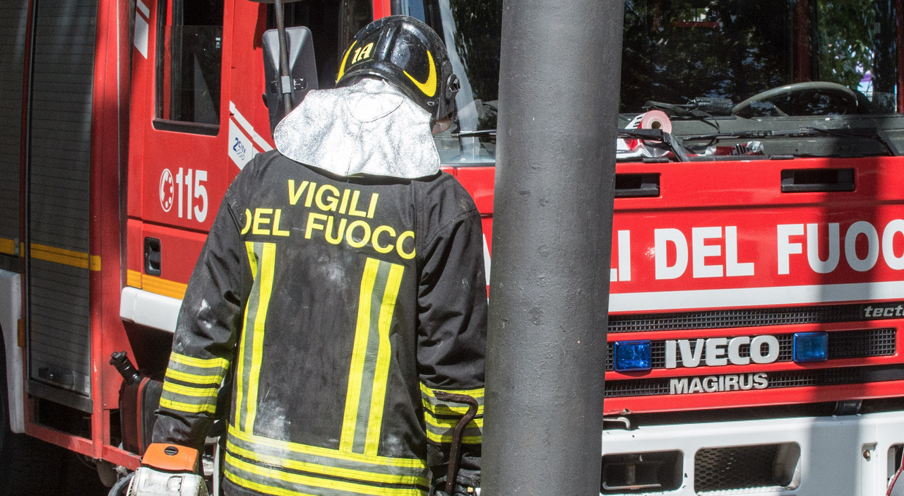 Esplosione di una bombola di gas a Vallo Scalo: sul posto di vigili del ...