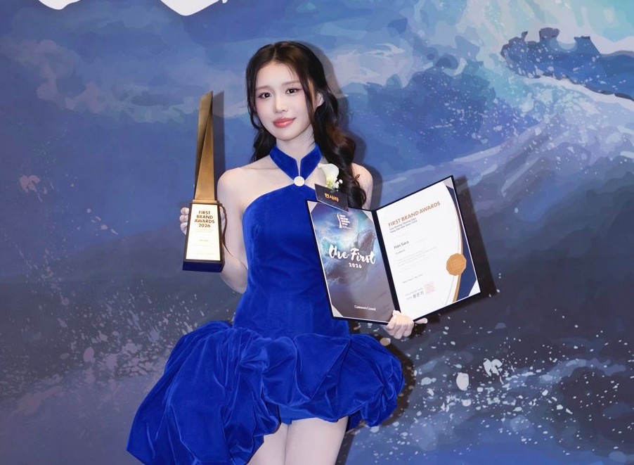 Han Sara thắng giải thưởng ở Hàn Quốc có Jennie tham gia