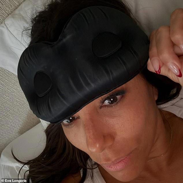 Eva Longoria flaunts her toned abs in a sports bra and leggings as she ...