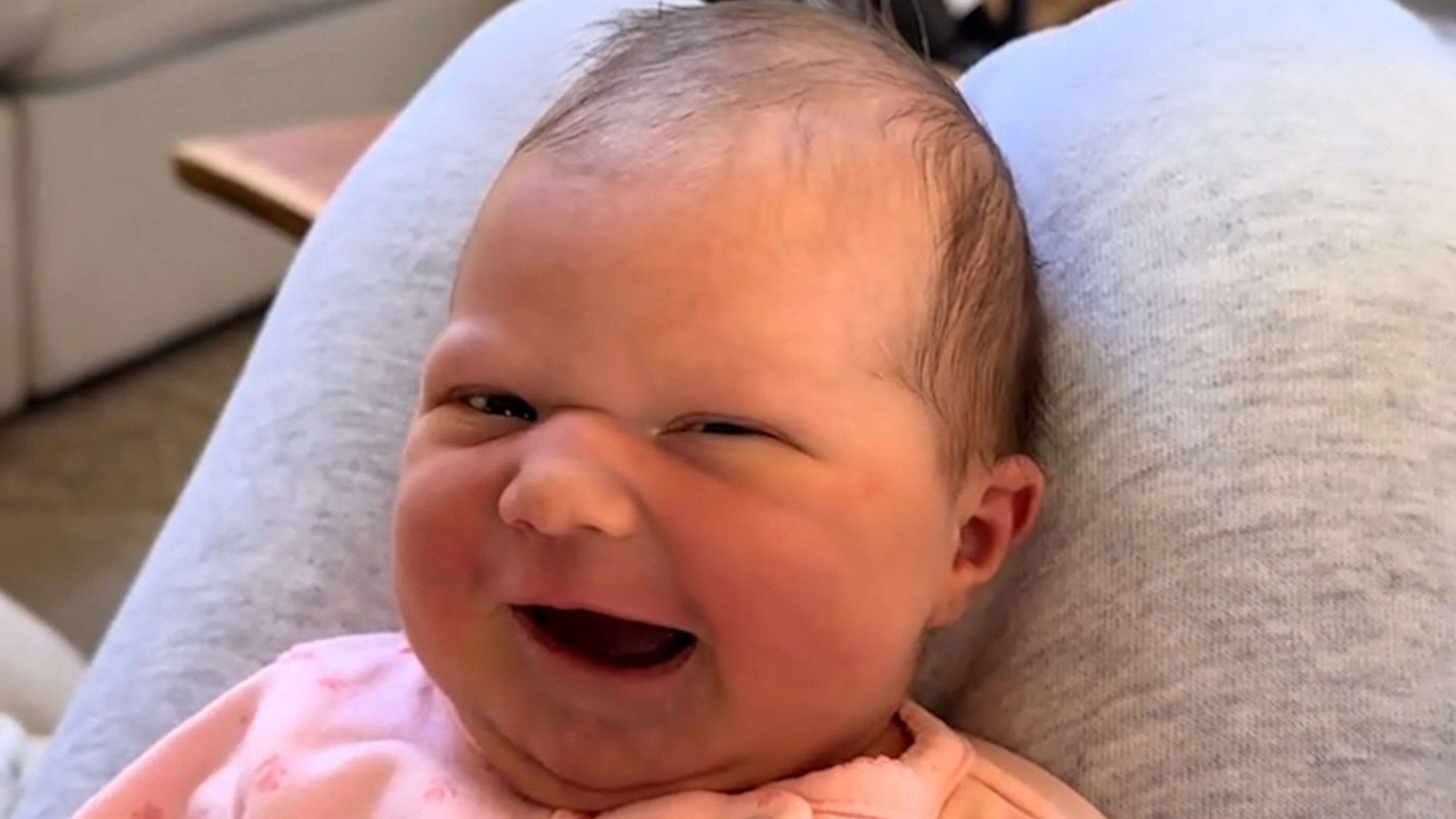 Baby can’t hide excitement after brother’s kiss