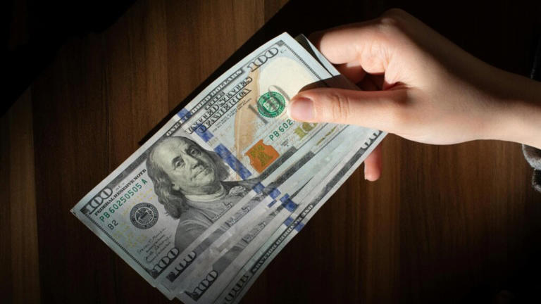 Investor claims $140,000 is America's new poverty line, economists push ...