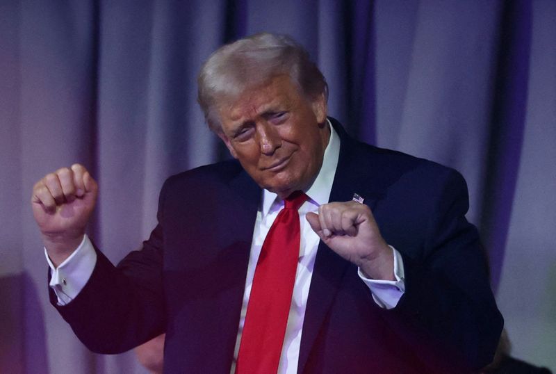 Trump diz que Melania odeia suas danças em comícios: "É tão pouco ...