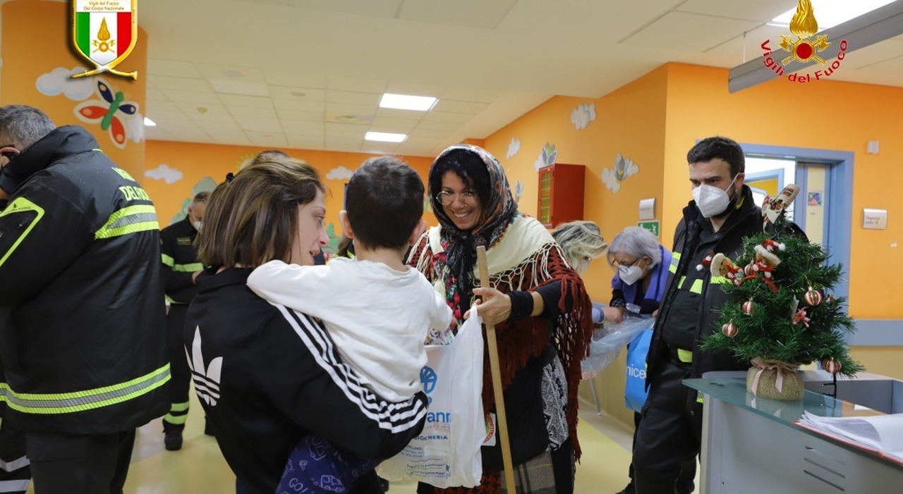 Arriva la Befana in pediatria, i vigili del fuoco portano i doni