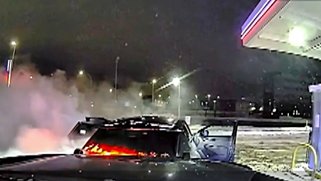Une voiture électrique en feu à deux doigts de provoquer une explosion ...