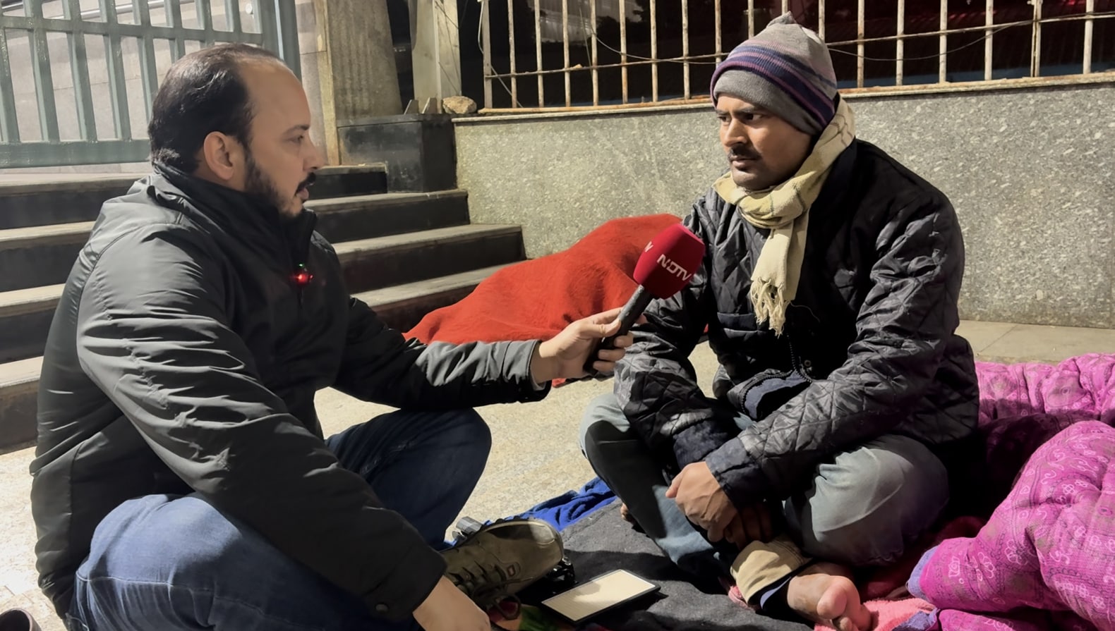 Sleeping outside AIIMS, patients, relatives battle cold, pollution and rats