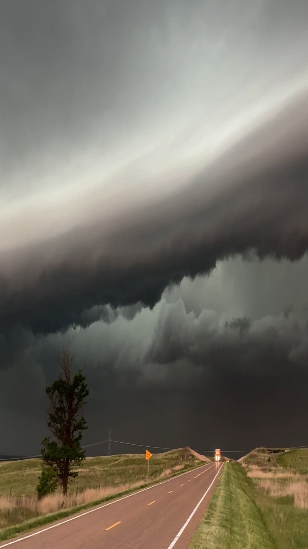 Massive shelf cloud approaching with unreal structure