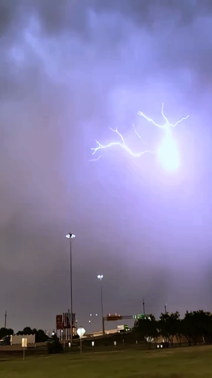 Most chaotic lightning strike ever caught on camera