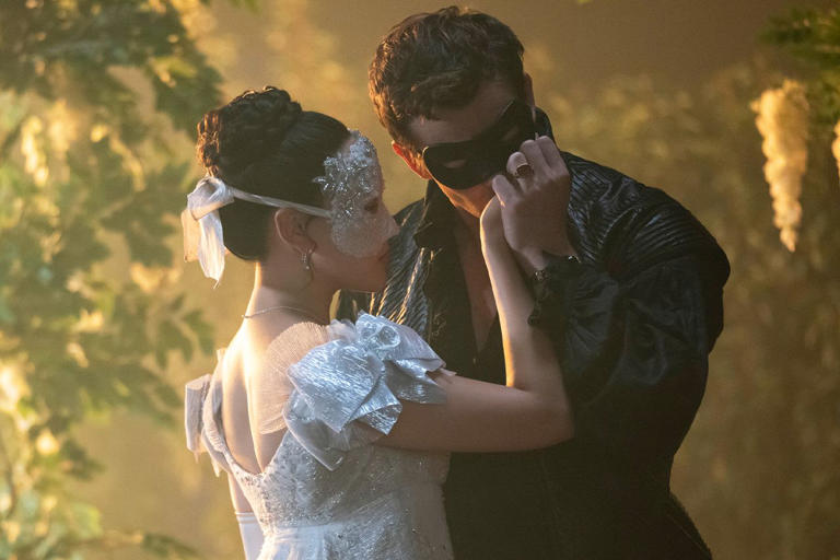 'Bridgerton's Luke Thompson says Benedict's tendency to 'love bomb' is ...