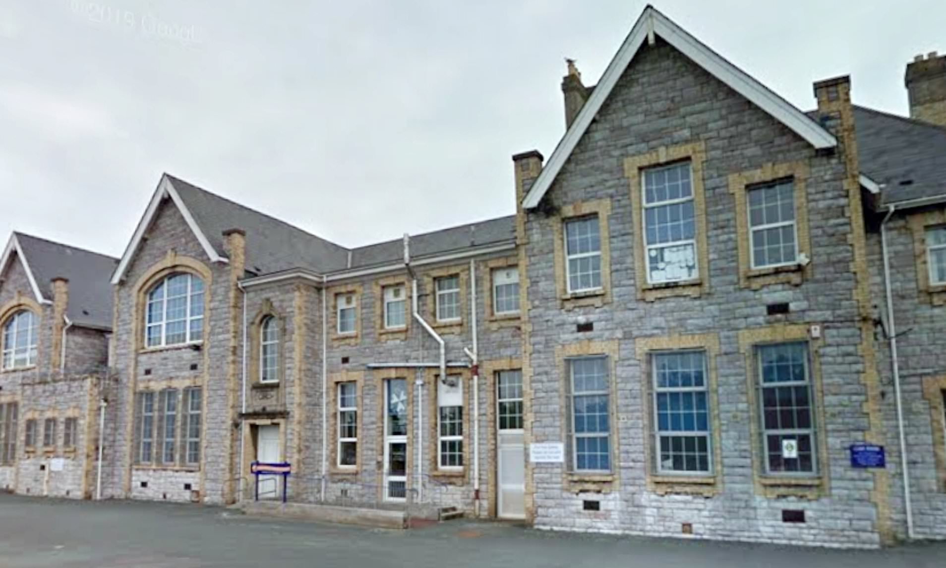 Parents' fury over pupils sitting in 'freezing' classrooms with coats ...