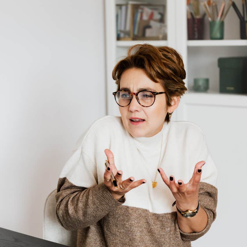 11 obvious signs someone's life is a hot mess