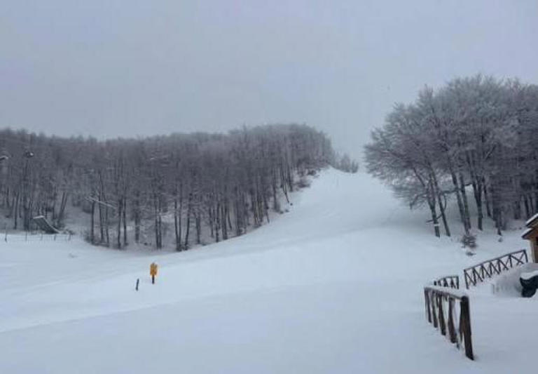 Maltempo, neve abbondante e disagi nelle aree interne delle Marche