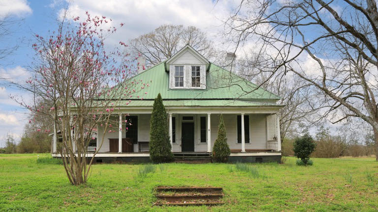 Transform your home by eliminating these 12 front yard eyesores